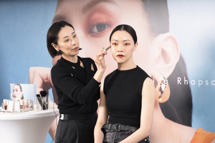 2024春夏彩妝趨勢6大重點！日本彩妝師指引：彩色睫毛膏、黃色眼影正流行，台灣人底妝是最大破綻 | Bella.tw儂儂